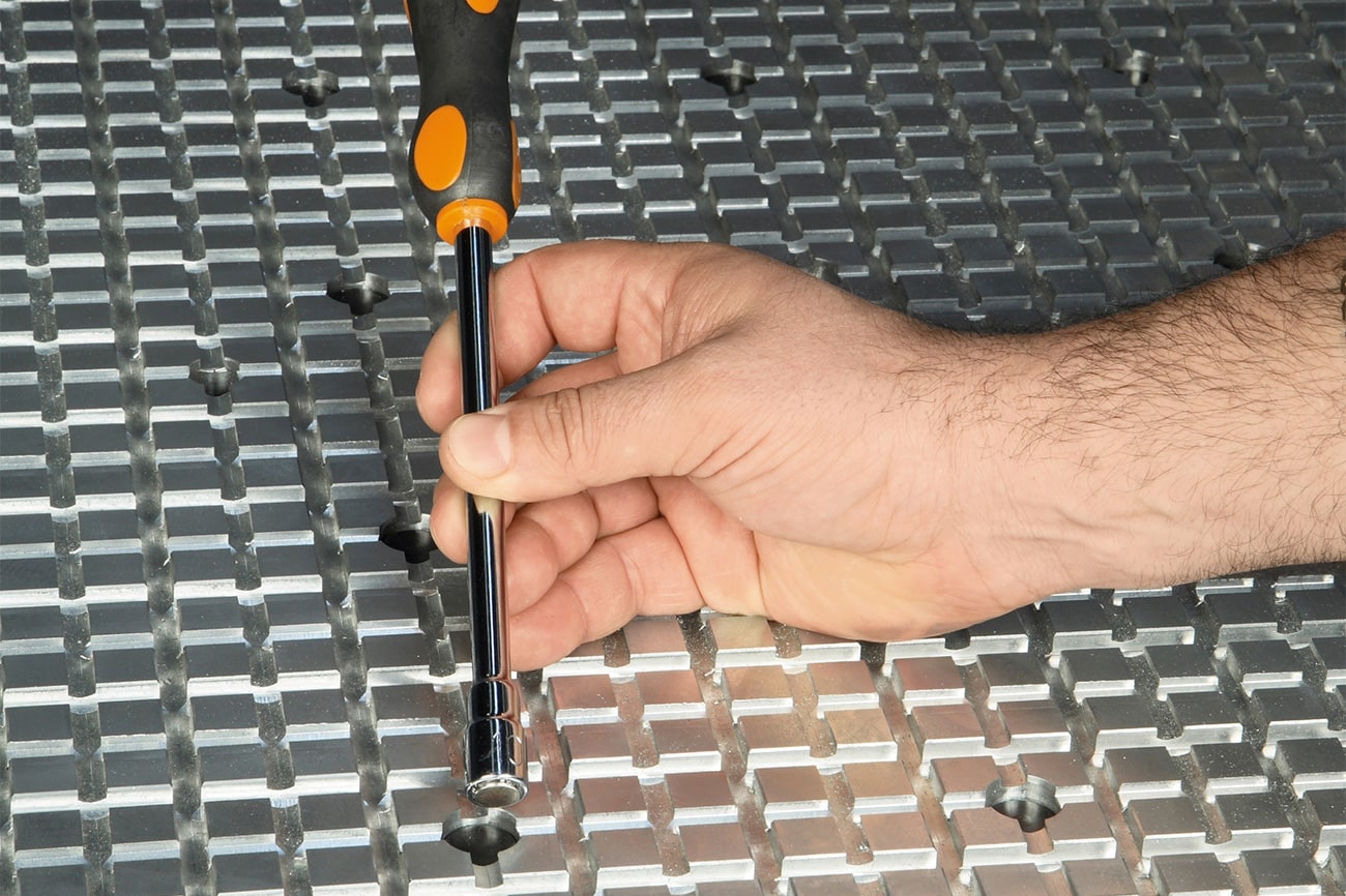 Le centre d’usinage CNCtout-en-un avec table à grille.